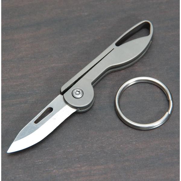コンパクトで使いやすい折畳みナイフ!!アウトドアからダンボールの開封などの普段使いまで幅広く活躍!!リング付きでバッグに取り付けたり鍵等と一緒に持ち運びができます!!驚きのミニサイズ!!柄はチタン合金で頑丈!!サイズ(折畳時)：約4.3cm...