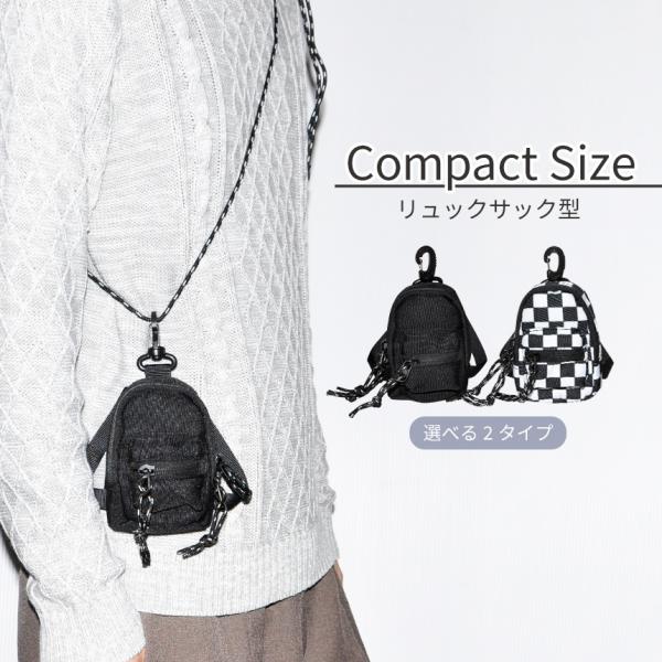 小物を入れるのに丁度いいコンパクトサイズ！リュック型のミニポシェットです。イヤホンや化粧品、充電ケーブルやコインなどちょっとした物を収納して持ち運ぶのに最適です。持ち運びに便利なネックストラップ付き！カラビナが搭載されているのでバッグやリュ...