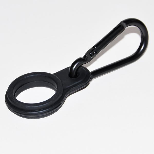 キャップ部分に装着するタイプのペットボトルホルダー。カラビナでリュックやベルト等に取り付けることができ、持ち運びが楽になります！普段の通勤、通学時の他、ハイキングやサイクリング、登山やキャンプといったアウトドアでも活躍できるアイテムです。サ...