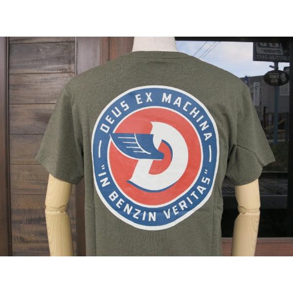 Deus Ex Machina　　= デウス エクス マキナ =DMP81107D『 FLEET TEE 』Tシャツ カラー:カーキFLEET TEEはDEUS EX MACHINA 18 SPRING SUMMER コレクション。レギュラ...