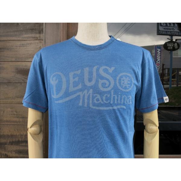Deus Ex Machina　　= デウス エクス マキナ =DMP81116A 『 ENGINE INDIGO TEE 』Tシャツ 　カラー:ライトブルーENGINE INDIGO TEEは、DEUS EX MACHINA 18 SPR...