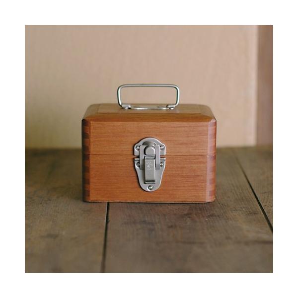 【ご購入後の当店からの連絡はご登録のメールアドレスに通知いたします。必ずご確認ください】【商品概要】サイズ：幅12.7×奥行き9.5×高さ8.5cm素材：ツガ材　ウレタン塗装ツガの手提げ小箱【商品説明】しっかりとした作りの、長く使える小箱で...