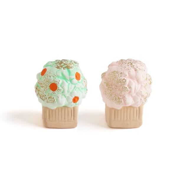 【ご購入後の当店からの連絡はご登録のメールアドレスに通知いたします。必ずご確認ください】【商品概要】本体サイズ: W3×H4cm陶器製たちばな・さくら各1個製造国: 日本【商品説明】【商品詳細】ブランド：日本紐釦貿易(Nippon Chuk...