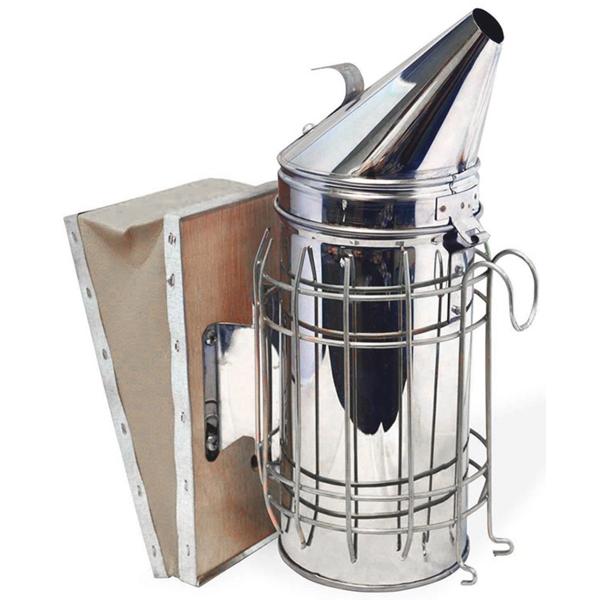 【ご購入後の当店からの連絡はご登録のメールアドレスに通知いたします。必ずご確認ください】【商品概要】養蜂作業の必需品!! 蜂蜜を採取する際に、刺されることを防ぐのに、ミツバチを大人しくさせるための燻煙器です。軽くて作業しやすい亜鉛メッキ製で...