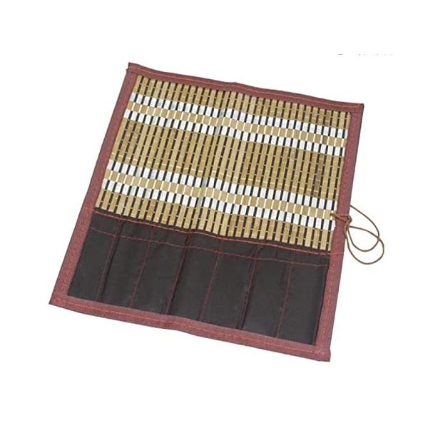 【ご購入後の当店からの連絡はご登録のメールアドレスに通知いたします。必ずご確認ください】【商品概要】大切な筆の穂先を痛めることなく丸めるだけでコンパクトに収納できる筆巻き！通気性がよく７本の筆が入る仕切りポケット付きで持ち運びにも最適です。...