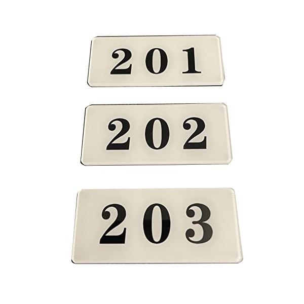 【ご購入後の当店からの連絡はご登録のメールアドレスに通知いたします。必ずご確認ください】【商品概要】アパート、マンション、ホテル、ロッカー、ポストに最適な番号プレートです。シンプルなデザインで、おしゃれ且つ分かりやすい。ホワイトとシルバーの...