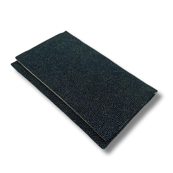 【ご購入後の当店からの連絡はご登録のメールアドレスに通知いたします。必ずご確認ください】【商品概要】?【日本製】京都の老舗が制作しており高品質?【葬祭プロ推奨】（厚生労働省認定）葬祭ディレクター1級　神崎　忍氏　推奨の数珠入れです。?【標準...