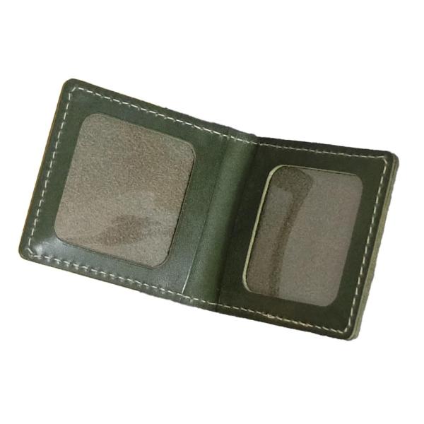 【ご購入後の当店からの連絡はご登録のメールアドレスに通知いたします。必ずご確認ください】【商品概要】素材：牛革（栃木レザー）生産国：日本サイズ：68mm x 72mm x10mm （閉じた状態）/ セット可能な写真サイズ：55mm x 55...