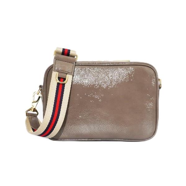 【ご購入後の当店からの連絡はご登録のメールアドレスに通知いたします。必ずご確認ください】【商品概要】シェブロンエナメルレザーのカメラバッグ。柔らかくしなやかなボディにアイビーテープのショルダーがアクセントになったデザインです。長財布が収納可...