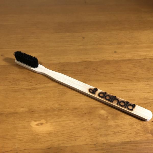 【商品名】daihold プラスチックブラシ【ブランド】daihold/ダイホールド【材質】木材クライミング　ボルダリング　ブラシダイホールド製の木製ブラシ。小山田大さんも愛用している？？シンプルな使いやすいブラシです。