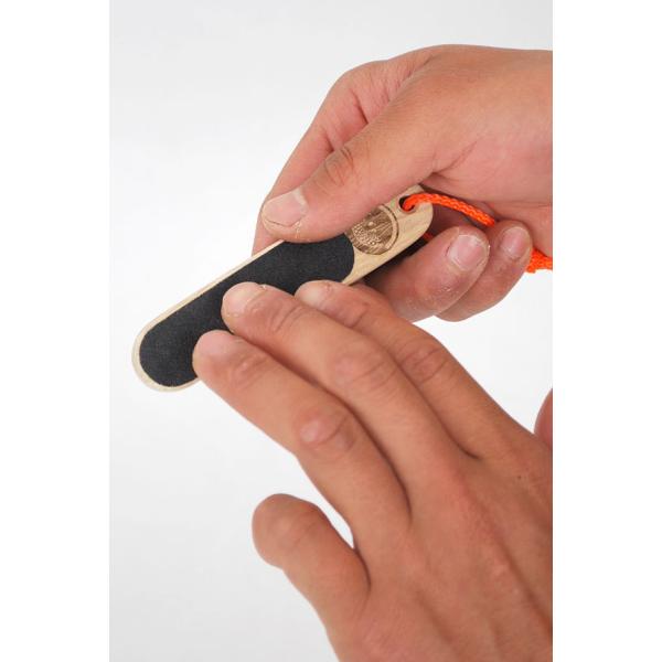 【商品名】スキンファイル【ブランド】クライムスキン【付属品】やすり替え4枚つきクライミング　ボルダリング　やすり皮が硬くなり、段差になっている部分．．．そのまま登れば、ベロンと深く皮がむけてしまう恐れあり!!そんな時は、このやすりでやすって...