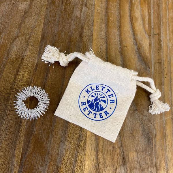 指のケア用マッサージリングクライミングの前後、指に通してコロコロしてマッサージができるリングです。トレーニング後、クレッターレッターのハンドクリームと一緒に使うとより効果的です。▼付属品紛失を防止する専用ケース付き。