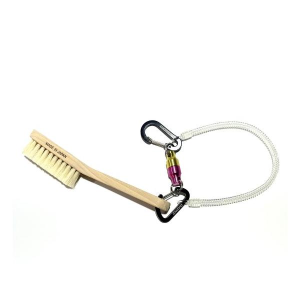 mag strapC付木製ハンドブラシmagcの吸着力は約2.5kgf(旧mag2は約4kgf)。毛は安定のチョーク除去力の白豚毛!!台紙はステッカーになっています。仕様は予告なく変更されることがあります。