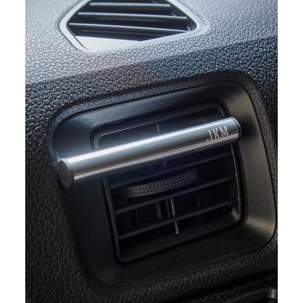 エアコンに取り付けるカーフレグランスです。エアコンの風にのって上質な香りが広がります。スティック本体はシンプル且つお洒落で、どんな車内にも合わせやすいデザインです。またエアコンのフィンに優しいやわらかクリップ を使用しております。自然の優し...