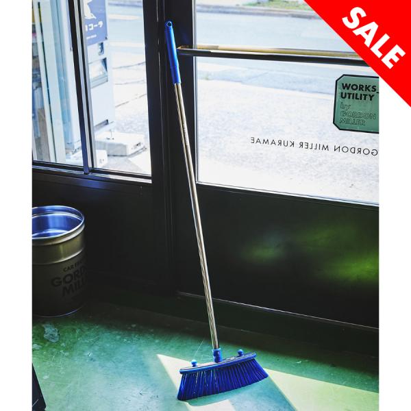 GORDON MILLERオリジナルのステンレスロングブラシ。柄とブラシ部分は脱着でき、ブラシのお手入れも簡単に行えます。ガレージ、玄関、ベランダなどの掃き掃除に便利なアイテムです。■サイズ：約W28xD5xH127cm■素材・本体：ステン...