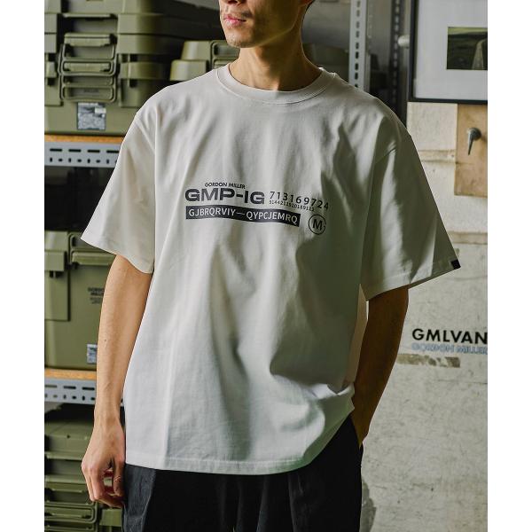 GORDON MILLER ENCRYPT T-SHIRT上質なコットンジャージ―にマットブラックのグラフィックプリントを施したTシャツ。落ち着いたカラートーンとリラックス感のあるボディで高級感があり、カジュアルなアイテムと合わせても、コー...