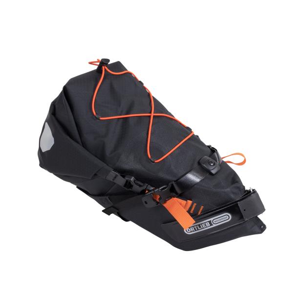 ■サイズ：H26xW40xD15cm■容量：11L■カラー：ブラックマット■重量：325g■耐荷重：3kgシートポストとサドルレールに工具なしで取り付けられるシートパック。バルブの色は目立ちにくいブラックに、バンジーコードは目を引くオレンジ...