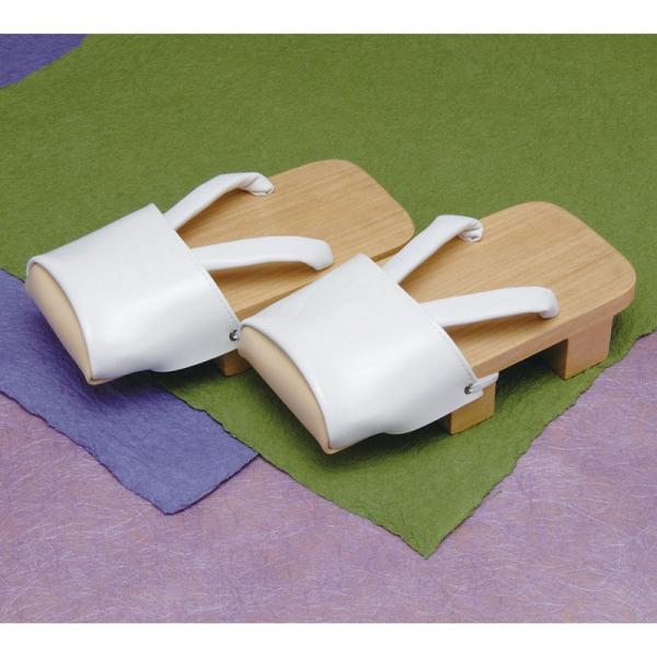 つま掛けが付いた雨の日も安心の桐下駄です。つま掛けは、ゴムで歯に掛けてあるだけなので、簡単に取り外しが出来ます。素材は昔ながらの軽くて丈夫で履きやすい桐。木肌の表情も美しく、自然観にあふれた素朴で優しい風合いです。素材/桐、鼻緒:ポリエステ...