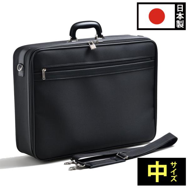 これ一つで色々な物が収まります。扱いやすいナイロン製にて、軽くて丈夫に仕上げました。ナイロン製ですので、少しの雨なら荷物を守ります。かばん前後には幅広いポケットがついており、すぐに取り出したいものをしまうのに重宝。内側にはサイズ違いの3つの...