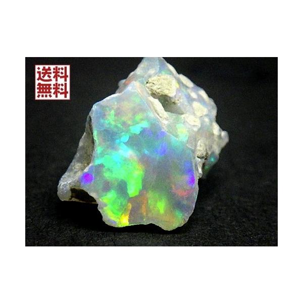 プレシャスオパール（遊色オパール）出品のオパールはエチオピア ウェロー州産です。流紋岩からなる溶岩台地付近に分布する凝灰岩の中から採掘されたオパールです。オパールの中でも、遊色を示すものはプレシャス・オパールと呼ばれ重宝されます。このチラチ...