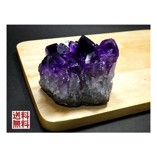 アメジストは【愛、情熱、真実、希望】を表す石と伝えられてきました。 感情をコントロールし、安らぎを与えてくれ、真実の愛へと導いてくれるとも言われてます。 キラキラと輝きを放つ天然アメジストは自身と勇気が湧き上がると伝えられています。また、ウ...