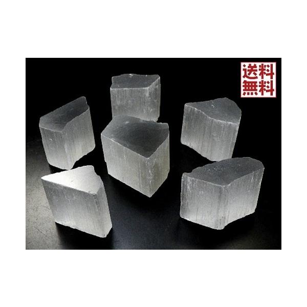 セレナイトは和名を「透明石膏」と呼ばれております。一見白くミルキーな石ですが、文字や絵等を近づけ上から覗くと不思議なことに浮かび上がって見えてきます。繊維状の結晶が壁のように並んでいる性質があり繊維の壁を反射することによって浮かび上がって見...