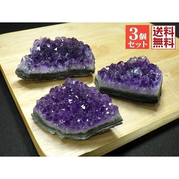 【仕入れ担当からのメッセージ】ウルグアイの鉱山から特別な値段で買い付けたロットになります。ナチュラルアメジストです。個人的には良い買い付けが出来ました。価格を抑える為３石のアメジストの重さ１００〜１１０ｇをランダムに発送になります。気品に満...