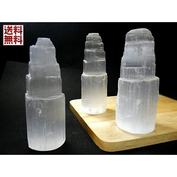 セレナイトは別名「聖母マリアのガラス」と呼ばれていて、ギリシア語で「月」という意味があります。 セレナイトは強力な浄化作用と、癒しの効果を持った石、あなたの中の高ぶった気や頑固さを和らげると言われてます。 和名を「透明石膏」と呼ばれるこの石...