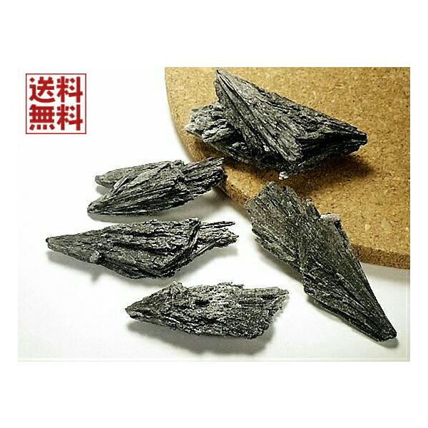 天然石・パワーストーンで人気のカイヤナイト。カイヤナイトは、落ち着いた深い青が魅力的なパワーストーン。珍しい黒色の原石は産出量の少ない希少石です。ブラックのカイヤナイトに光を受けてほのかに輝く様には本当に見とれてしまいます。カイヤナイトは、...