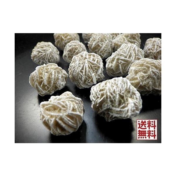 メキシコで産出される砂漠の薔薇（デザートローズ）。 乾ききった砂漠の砂から、 まるで薔薇の花弁のよう形出てくる。デザートローズ 。砂漠に染み込んだ水分の影響で生成された 石膏、重晶石などの 鉱物の結晶が花弁状に集まった鉱物です。 時には長い...