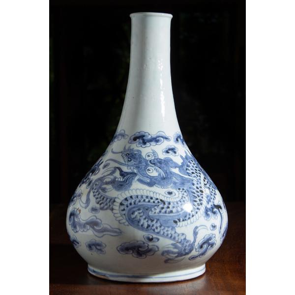 ＜品名＞李朝染付雲龍文瓶＜寸法＞口外径5cm 胴径19cm 高30cm※寸法に若干の誤差が生じます。ご承知下さい。＜状態＞状態良好＜略歴＞不明＜備考＞・優品