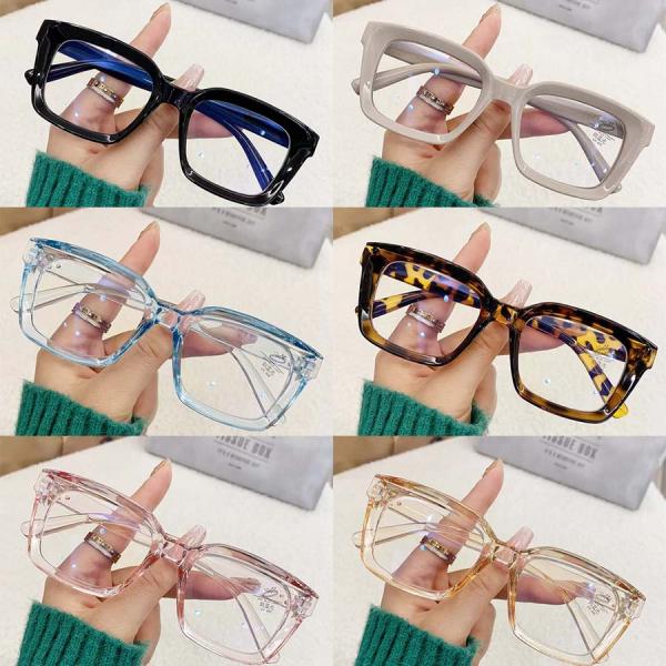 フレームががっしりしただて眼鏡です。ブルーライトカット付き。かなりおしゃれです。通勤通学にいかがでしょうか？色は7色展開。