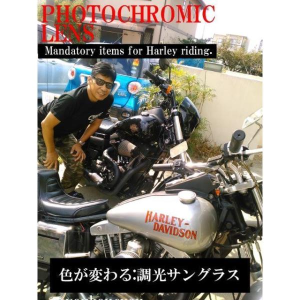 紫外線を浴びると色が濃くなる調光サングラス。人気のウェリントン調デザインです。屋外では色が付き室内では伊達眼鏡になります！最近女性にも大人気です！▼・YOLO▼・フレームカラー/ブラック▼・レンズが変わる調光レンズ使用・ＵＶカット紫外線を浴...