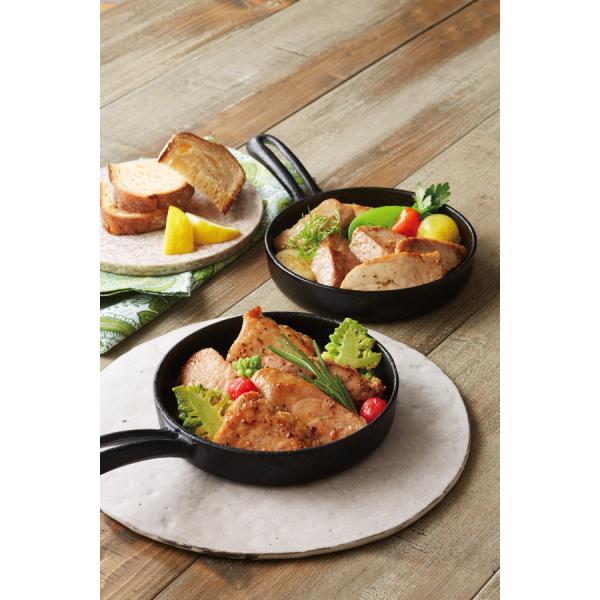 三陸で水揚げされたまぐろを、2種の味わいに仕立てました。三陸塩釜は、全国有数のまぐろの水揚げを誇ります。宮城県産のまぐろを、レモンペッパー、アンチョビソースの2種類でステーキ用にしました。