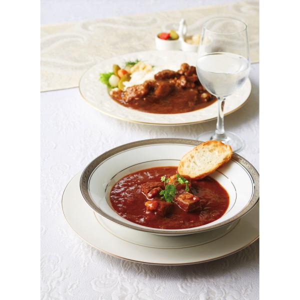 高原リゾートの人気の味をご家庭で。黒毛和牛の牛すじを柔らかく仕上げたまろやかな味わいのカレーと、黒毛和牛を使用した香味野菜とトマトを合わせた軽やかな味わいのビーフシチューのセットです。