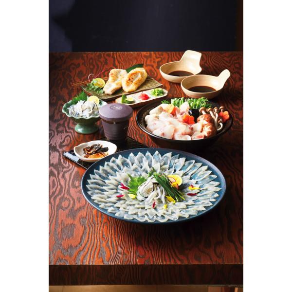 ふく料理の真髄を伝える料亭旅館から。ふく刺しは、旨みを楽しめる絶妙な厚さにひき、美しく盛り付けてお届けします。ふくちりは切り身やあらを入れて、お好みの野菜類とともにどうぞ。ひれ酒用の焼きひれ、ふくの一汐もご一緒に。