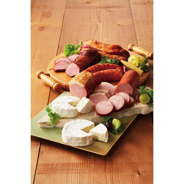 北海道産の豚肉を使用したオードブルセット。北海道産の良質な豚肉を昔ながらの製法で丹念に作り上げたハムやベーコンと、搾りたて牛乳を使用した深いコクとなめらかさにこだわったチーズを詰合せました。