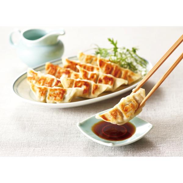 国産のキャベツ・にら・豚肉を使った栃木県宇都宮製造の餃子です。具を一昼夜熟成させ、薄皮で包みました。