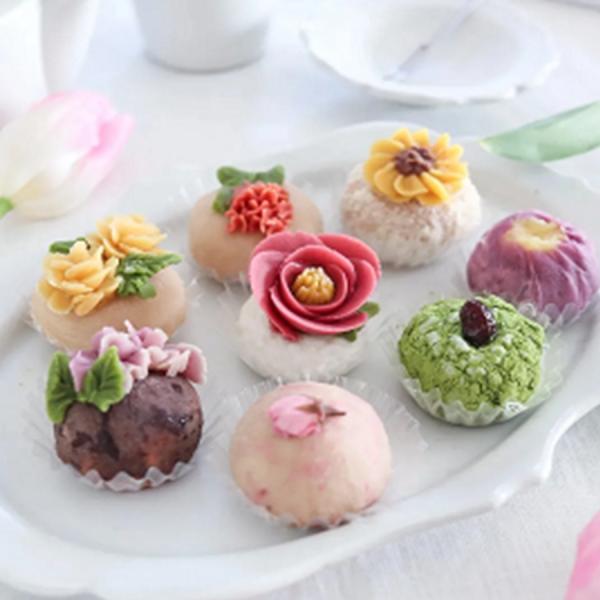 からだやさしく　こころやさしく　人にやさしく　春のさくら、夏の向日葵、秋の金木犀、冬の椿。固い蕾が綻び、微笑むように咲く、四季の花々を表現したお花のおはぎの詰合せです。昔ながらのおはぎにこだわり、保存料や着色料は使用せず、ひとつひとつ手作業...