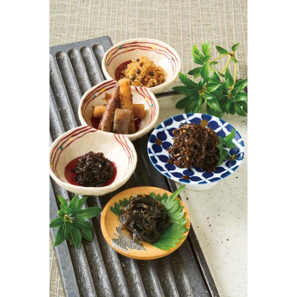 大正6年創業の京都・鞍馬に本店を構えるつくだ煮店。昔ながらの手法でじっくり丁寧に炊き上げました。人気の5種の味わいを1つ1つ竹の皮で包んでお届けします