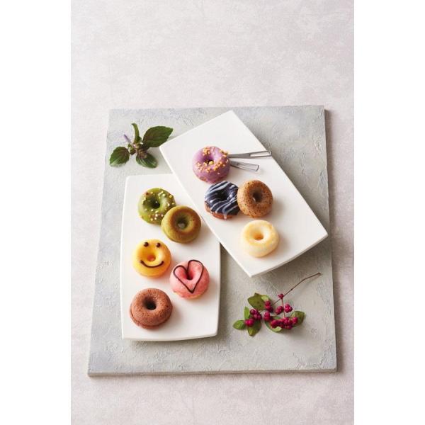 岡山県産コシヒカリ１００％の米粉をはじめ、乳成分不使用のホワイトチョコ、フルーツや野菜の微粉砕パウダーを使用した、ポップでカラフル、かわいいふわもちのひとくちドーナツ。