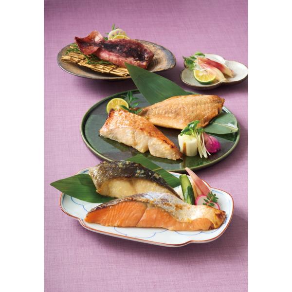 300余年の伝統が息づく、美濃吉の味に舌鼓。丁寧に骨抜きをした魚を特製の西京みそに漬け込み、香ばしく焼き上げました。袋のまま電子レンジで加熱するだけでお召し上がりいただけます。