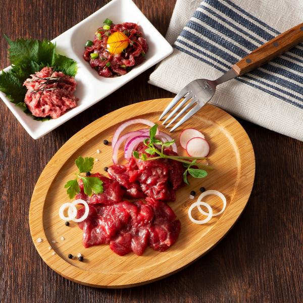 包丁・まな板いらず！！お皿に盛り付けるだけで、本場の味をお楽しみいただけます。馬刺しの本場・熊本の自社牧場育ち、自社加工で人気な3種の詰合せです。一番人気上赤身はモチっとしながら歯切れの良い食感が特徴です。また、今では貴重となったユッケやネ...