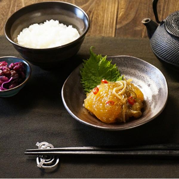 北海道道南地方で古くから伝わる郷土の味松前漬。醤油ベースの調味液に昆布とするめの美味しさが溶け出し、大ぶりの数の子によく絡み合います。おせち料理、お酒の肴に、ご飯のお供としておすすめです。