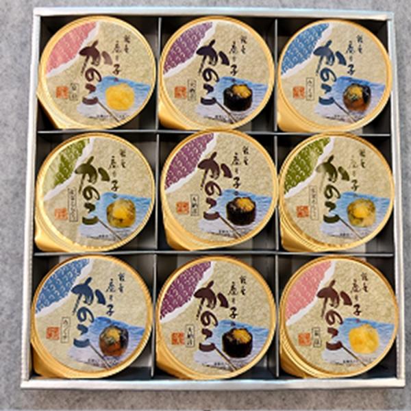 色とりどりの豆を、寒天で固めた錦玉羹です。中心には栗をあしらいました。豆の軟らかさと寒天のコシの絶妙な食感をお楽しみください。冷やすと一層美味しくお召し上がりいただけます。