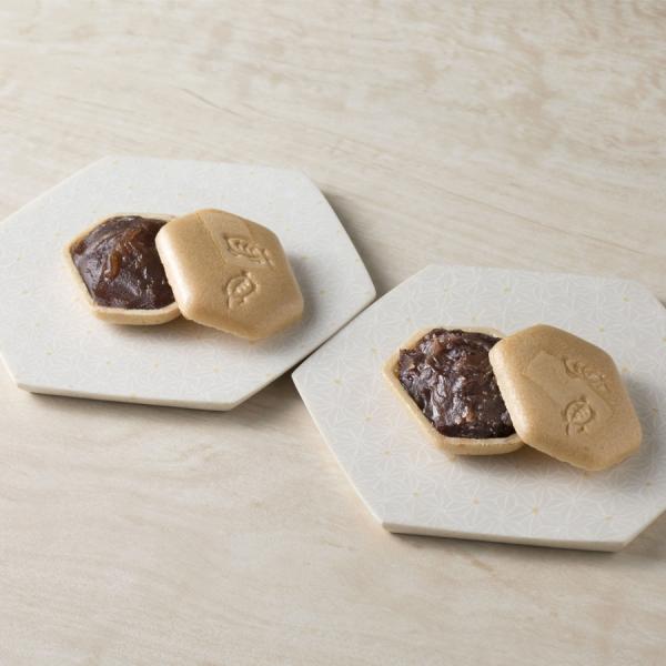 程よい甘さに炊きあげた北海道産小豆の餡を国産もち米でつくった最中の皮に合わせました。亀の甲羅のかたちをした愛らしい最中です。