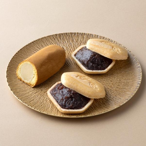 程よい甘さに炊きあげた北海道産小豆の餡を国産もち米でつくった最中の皮に合わせた「亀の最中」と、さつま芋をかたどった素朴な姿のなかにシナモンの風味ただよう白あん入りの焼き菓子「こがね芋」の詰合せです。