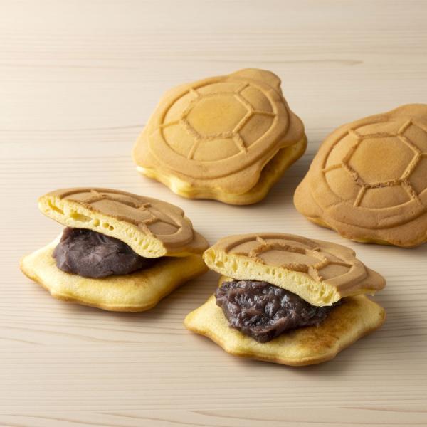 亀の形をかたどった生地に丁寧に練り上げたこだわり餡を合わせた、当店自慢のどら焼きです。