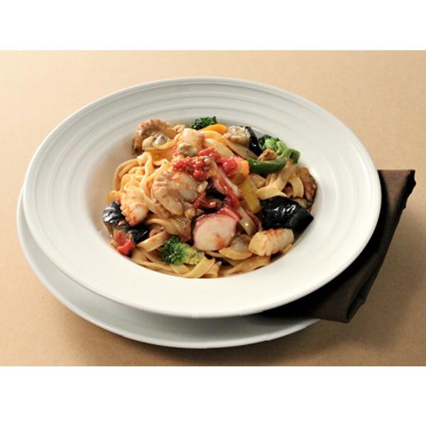 全国から美食家が訪れることで有名な、山形県鶴岡市にあるイタリアンレストラン「アル・ケッチァーノ」から、帆立やイカ、あさりがたっぷり入ったトマト味のオリジナルパスタをお届け。電子レンジで温めるだけで、本格パスタをご自宅でお楽しみいただけます。