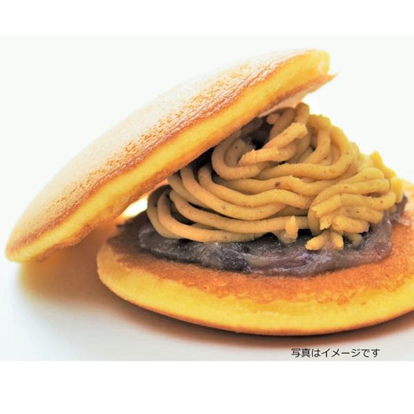 濃厚なバターあんの香りと口いっぱいに広がる和栗ペーストを、しっとりとした優しいどら焼きの皮でつつみました。